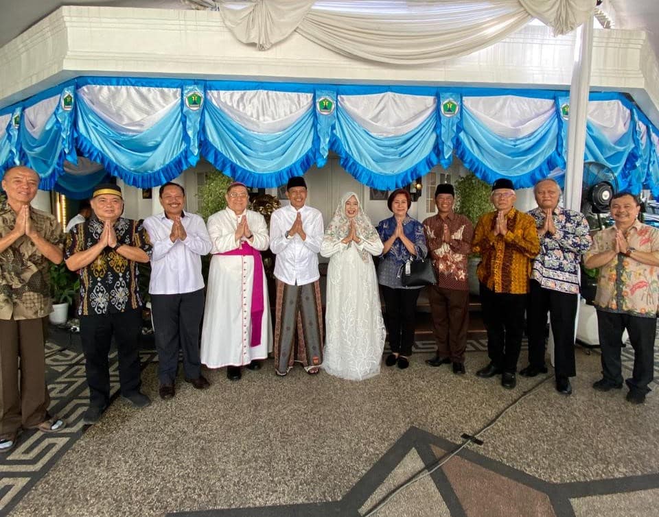 WUJUDKAN PERSAUDARAAN: USKUP MALANG KUNJUNGI BEBERAPA TOKOH SAAT HARI RAYA IDUL FITRI 1446 H ...